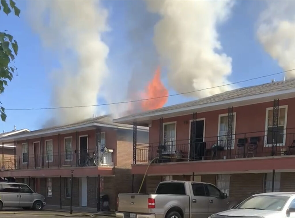Grass Fire leads to two apartment buildings catching fire - 3iA